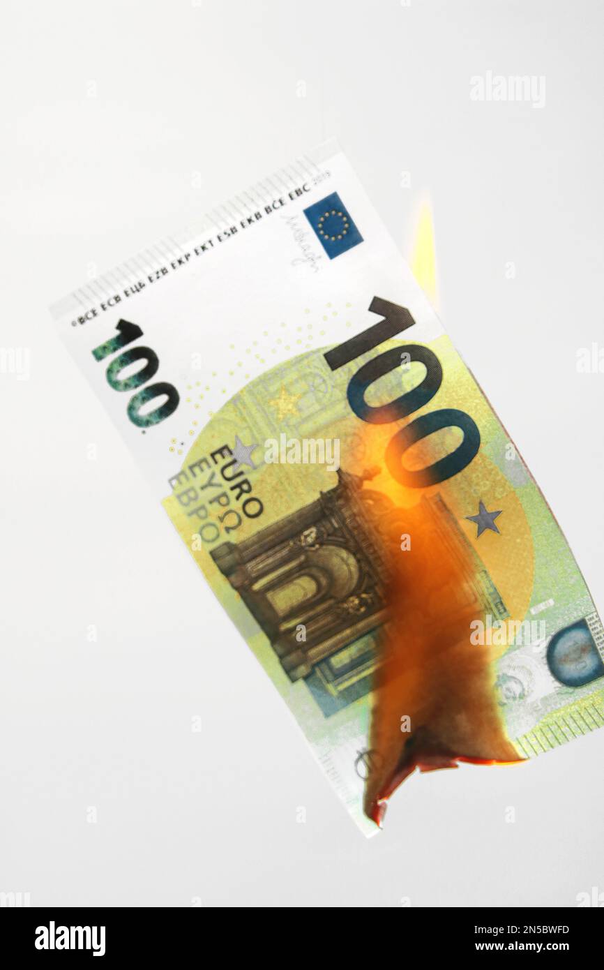 burning 100 Euro bill, inflation Stock Photo - Alamy