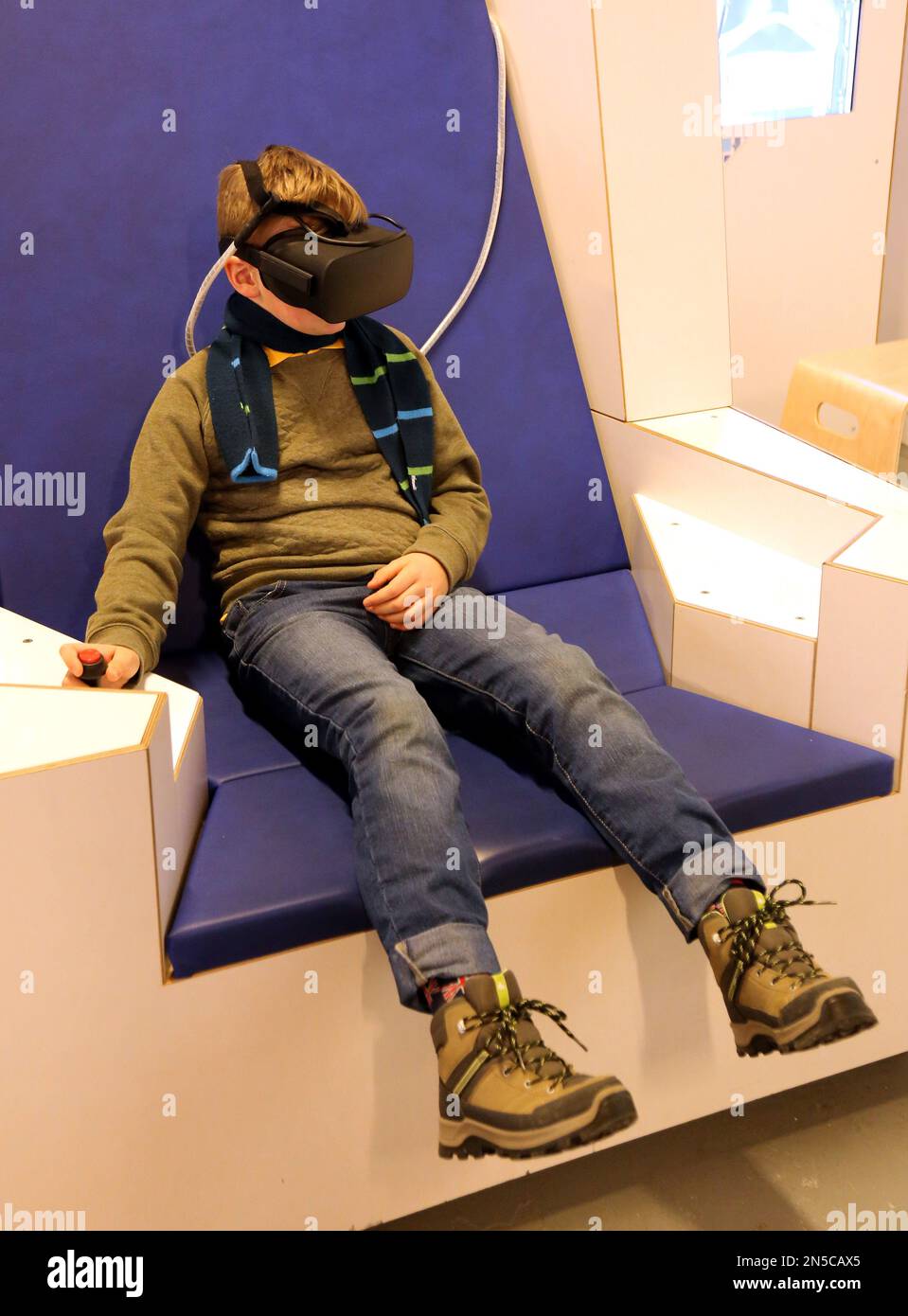 Vr display hi-res stock photography and images - Alamy