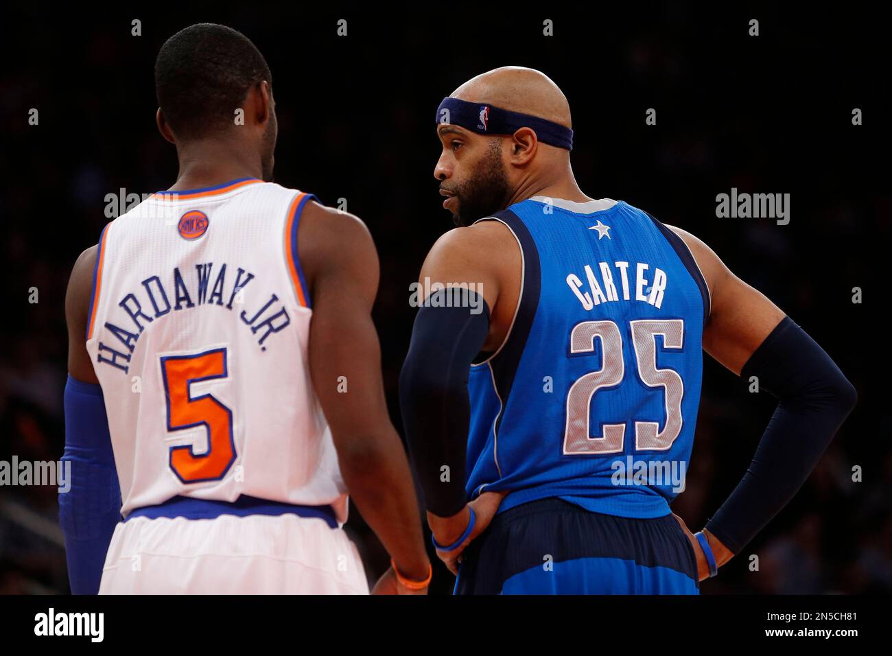 Dallas Mavericks' Vince Carter (25) talks to New York Knicks' Tim ...