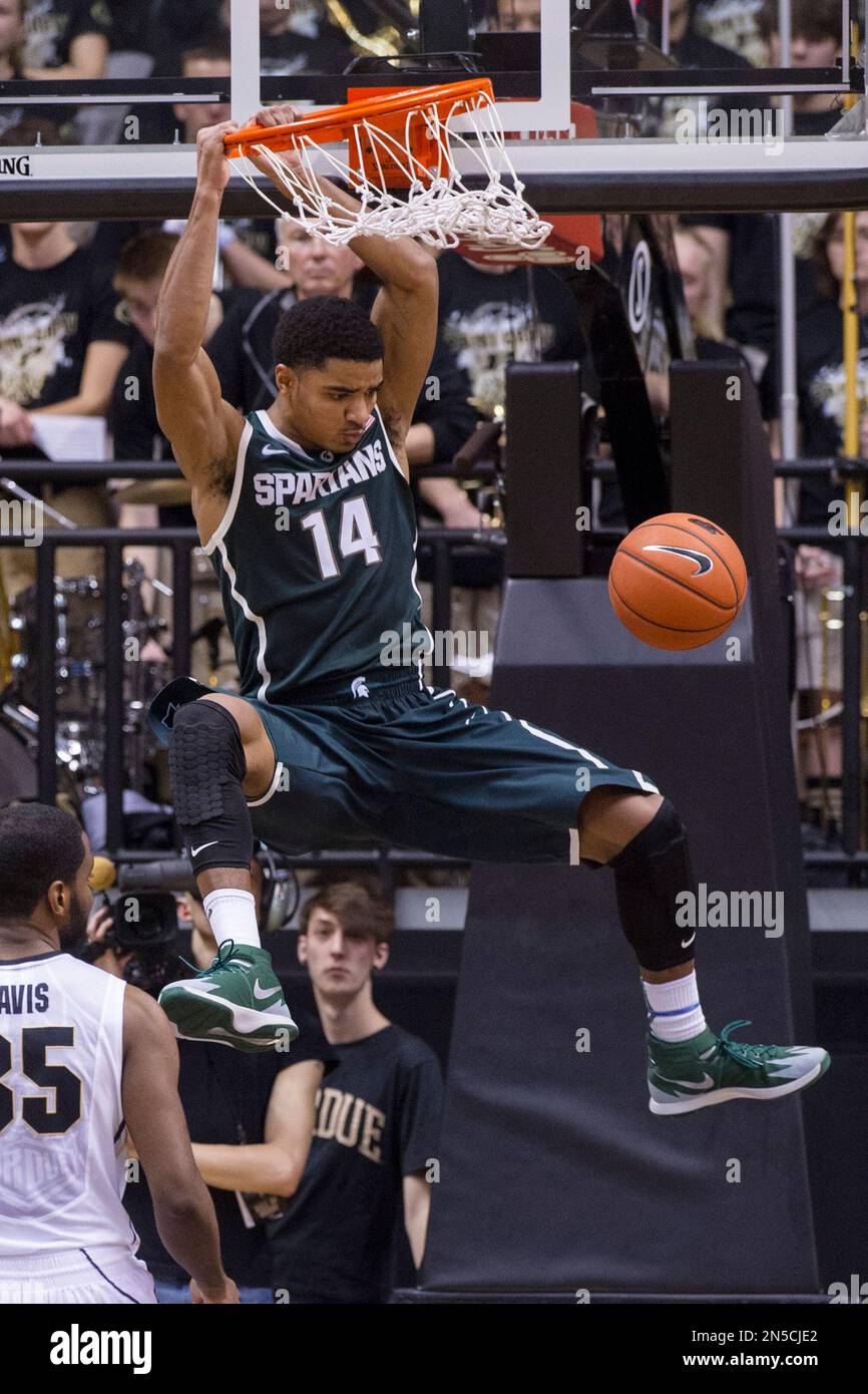 Michigan State’s Gary Harris (14) slam dunks the ball in the second ...