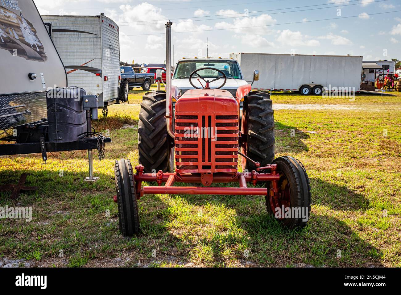 Vintage international harvester b275 tractor hi-res stock photography ...