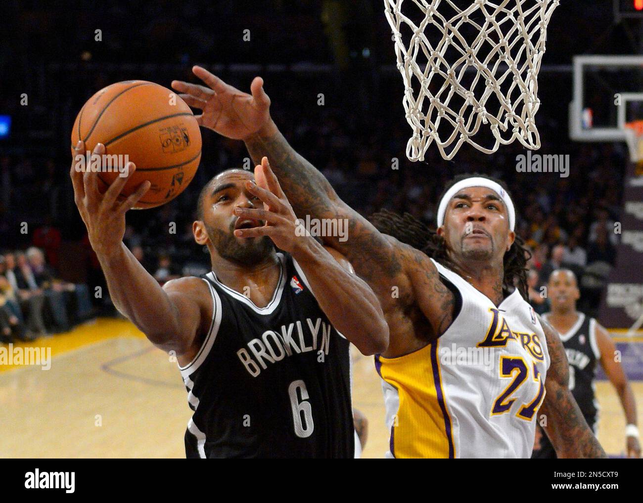 Brooklyn Nets forward Alan Anderson, left, puts up a shot as Los ...