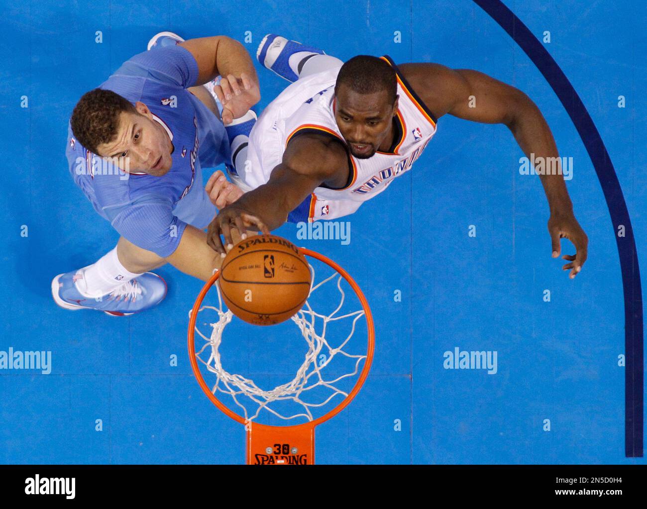 Oklahoma City Thunder forward Serge Ibaka (9) dunks in front of Los ...