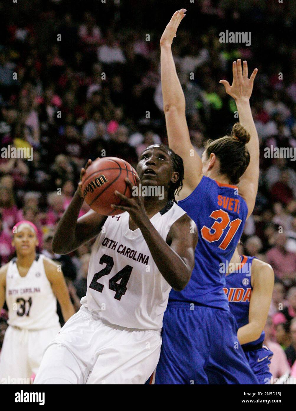 South Carolina's Aleighsa Welch (24) gets past Florida's Lily Svete as ...
