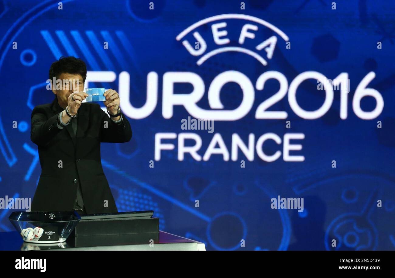Russian former soccer goalkeeper Rinat Dasayev shows the draw of Spain ...