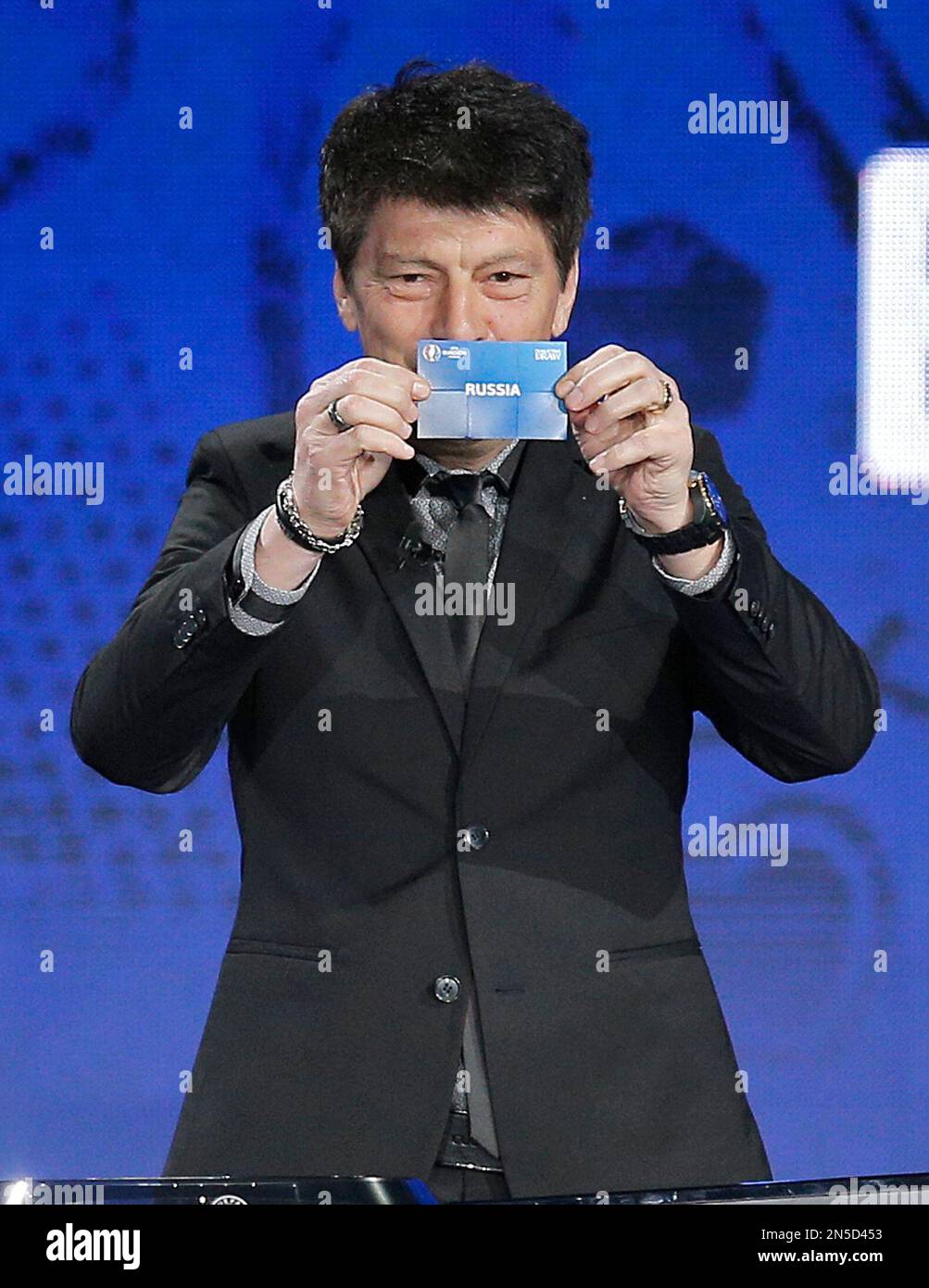 Russian former soccer goalkeeper Rinat Dasayev shows the draw of Russia ...