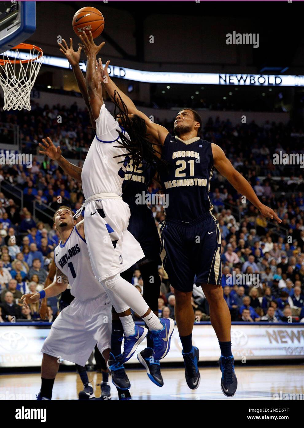 Saint Louis guard Jordair Jett, center, heads to the basket as teammate ...
