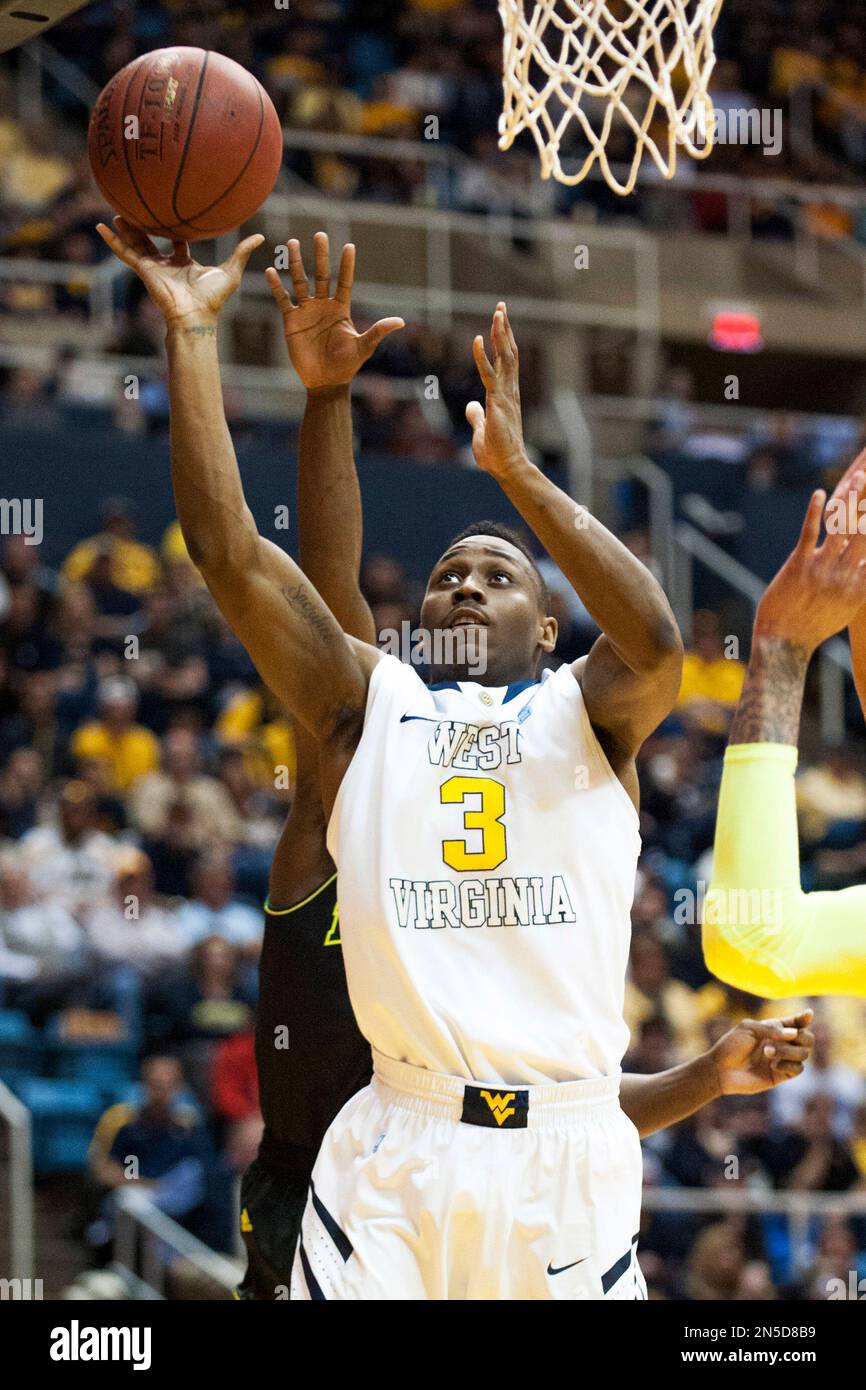 West Virginia's Juwan Staten (3) drives to the basket during the second ...