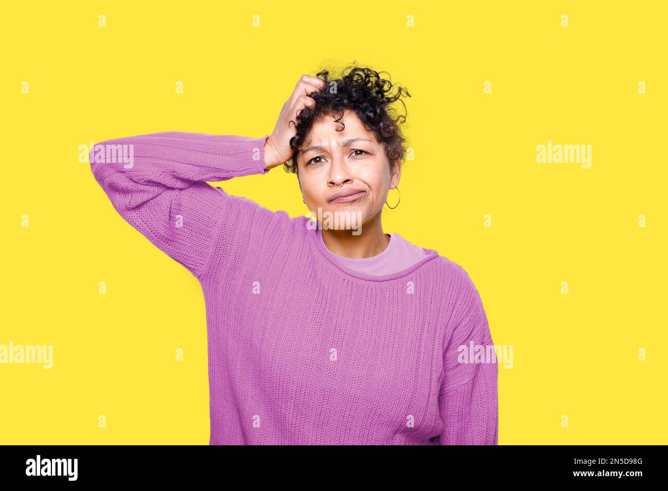 Woman scratching head hi-res stock photography and images - Alamy