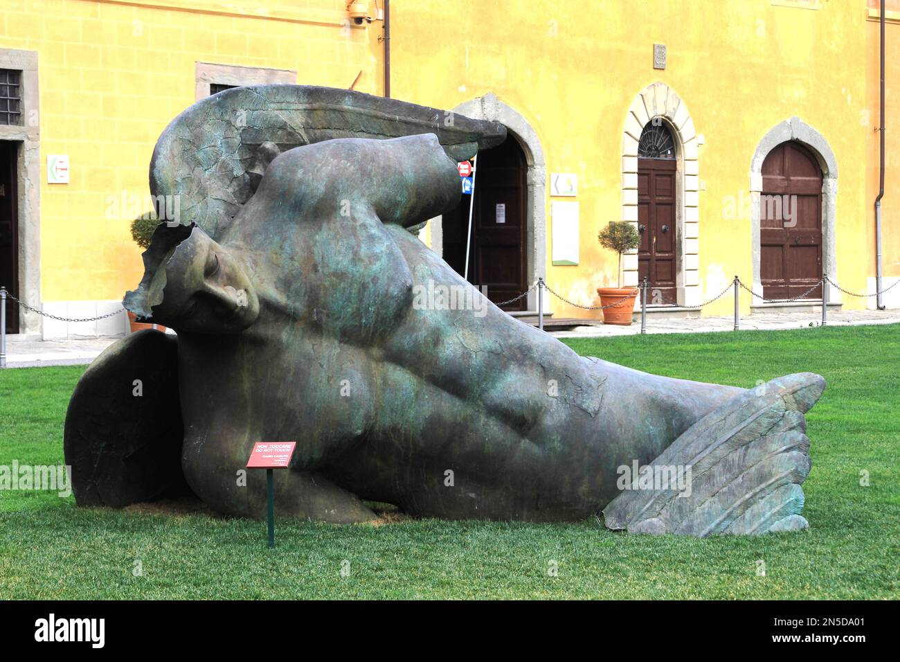 Estatua angel caido hi-res stock photography and images - Alamy