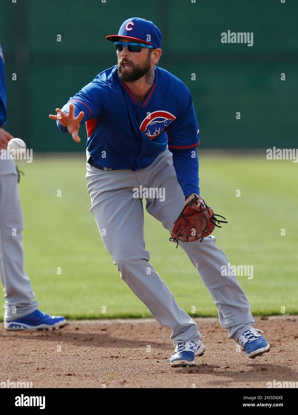Chicago Cubs second baseman Ryan Roberts (4) flips the ball to ...