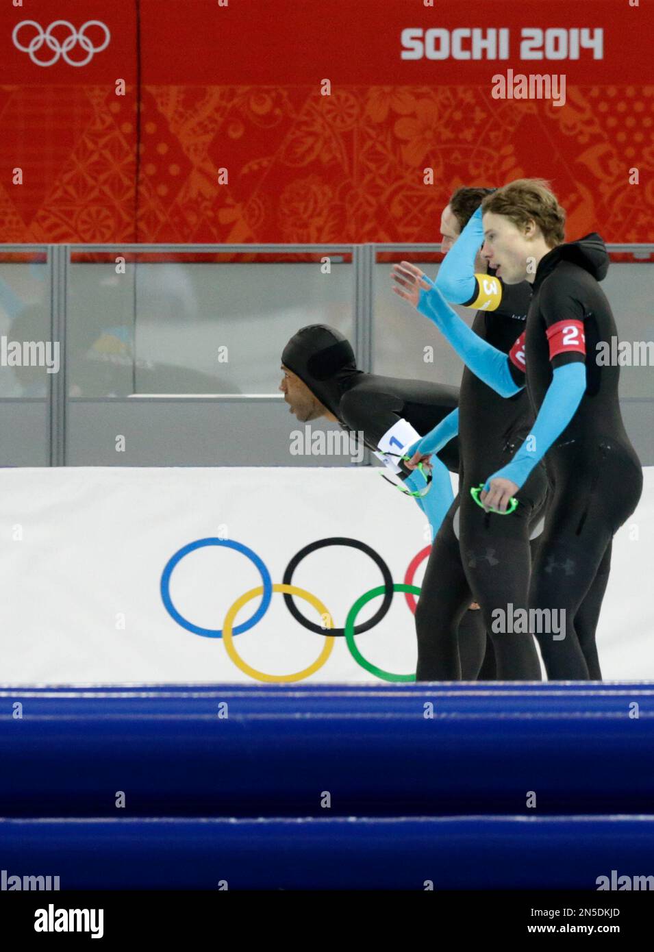 The U.S. speedskating team, Shani Davis, bending, Jonathan Kuck ...