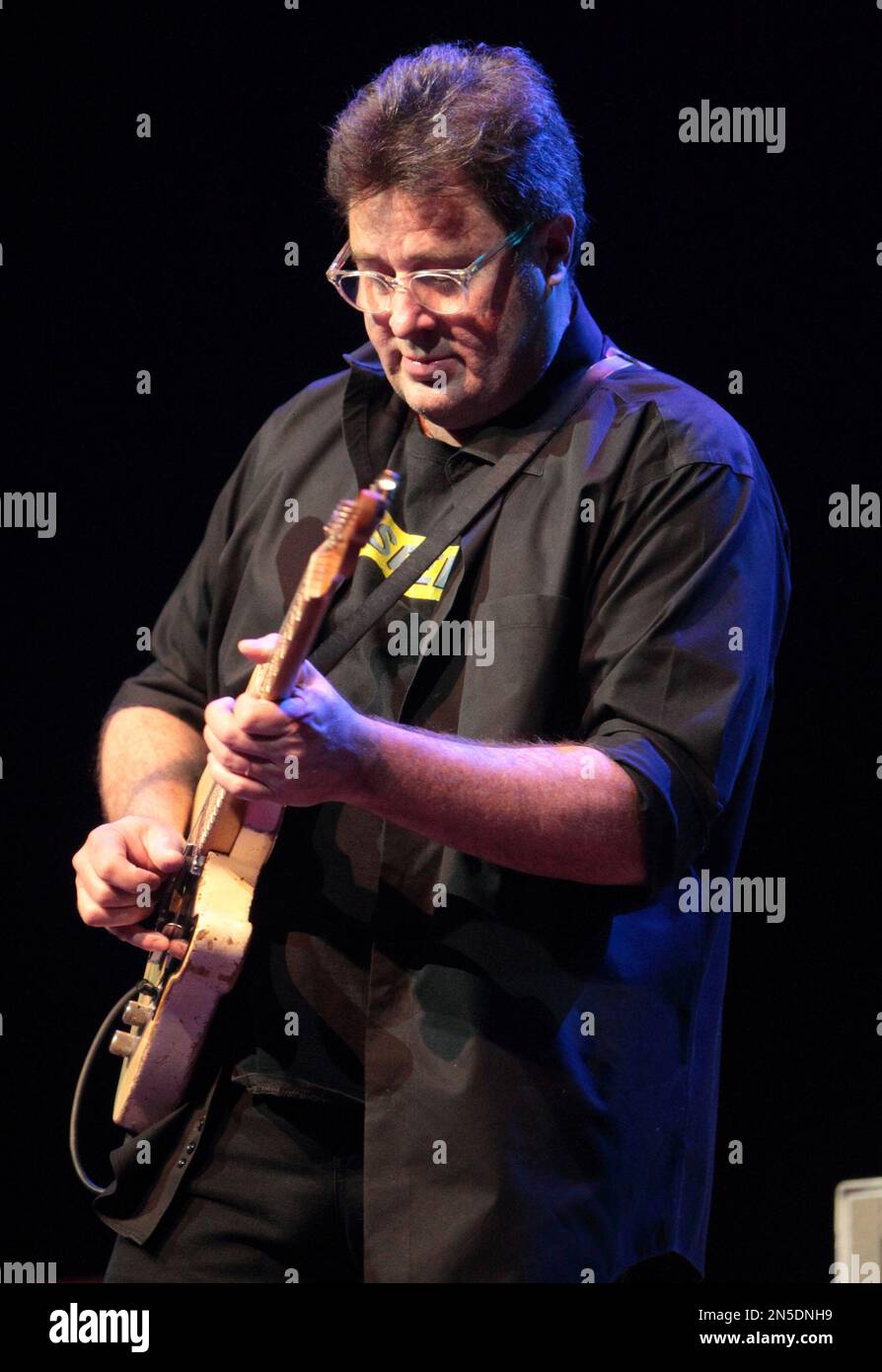 Country music artist Vince Gill performs in concert at the American ...