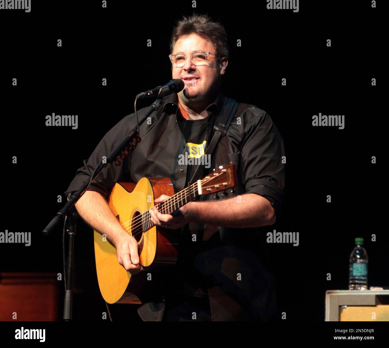 Country music artist Vince Gill performs in concert at the American ...