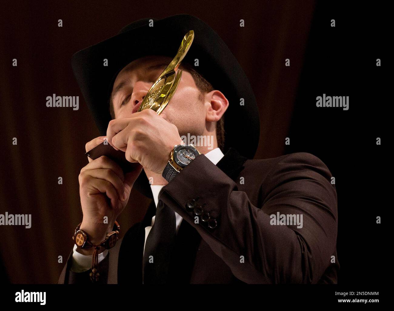 El Dasa poses for photos while kissing his trophy during the Premio Lo ...