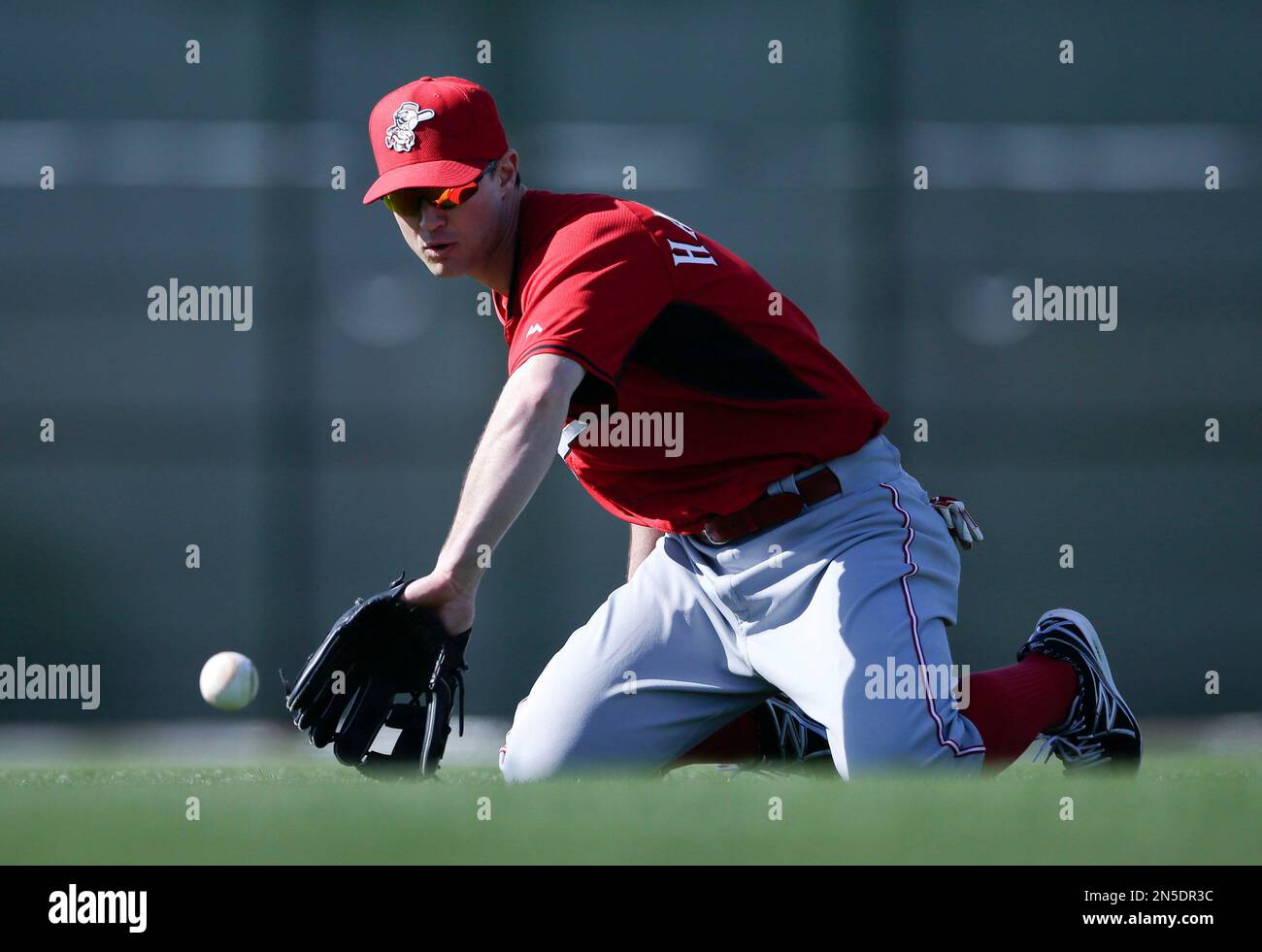 Cincinnati Reds third baseman Jack Hannahan reaches for a ground ball ...