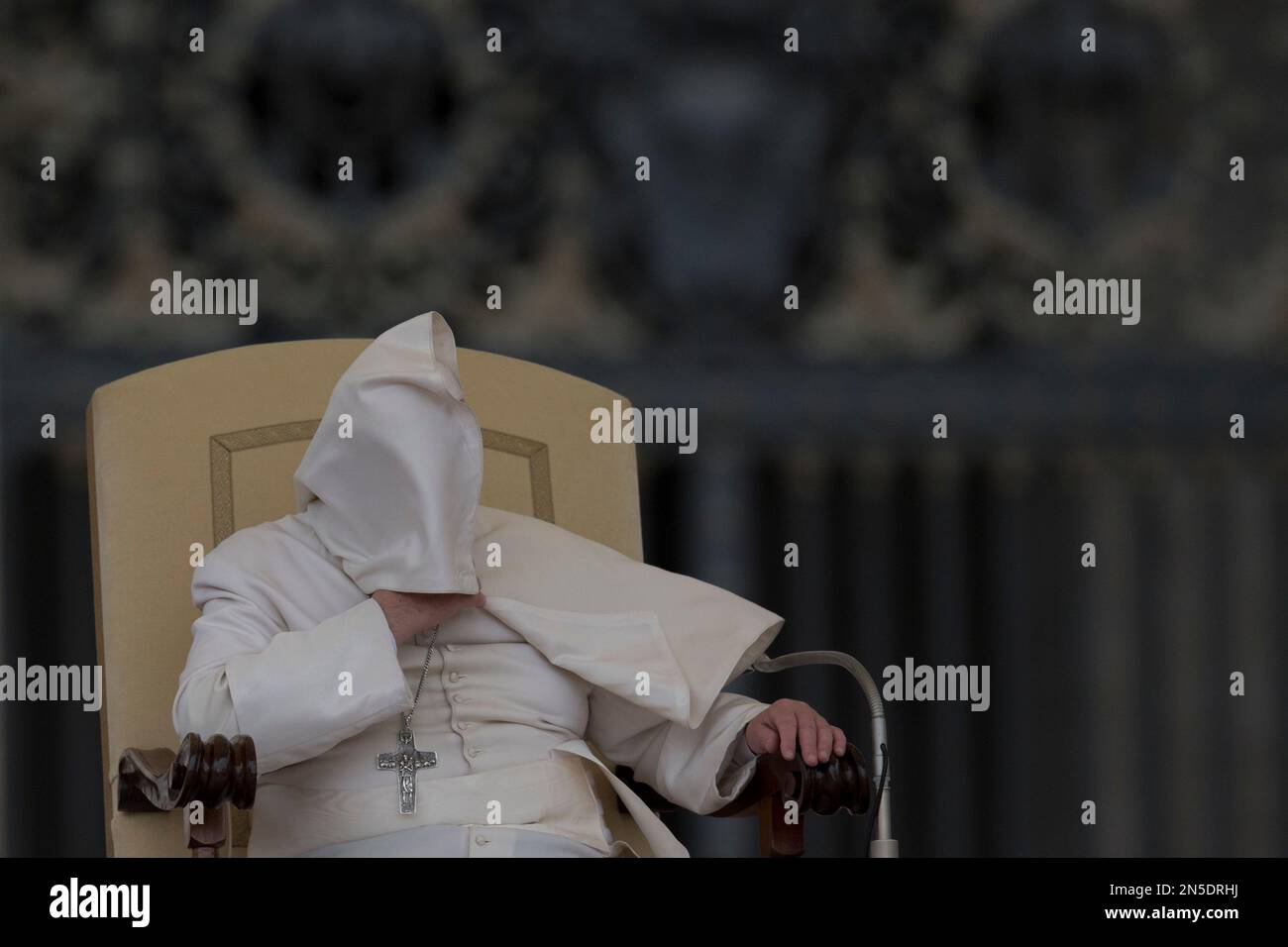 A gust of wind blows Pope Francis' cape during his weekly general ...