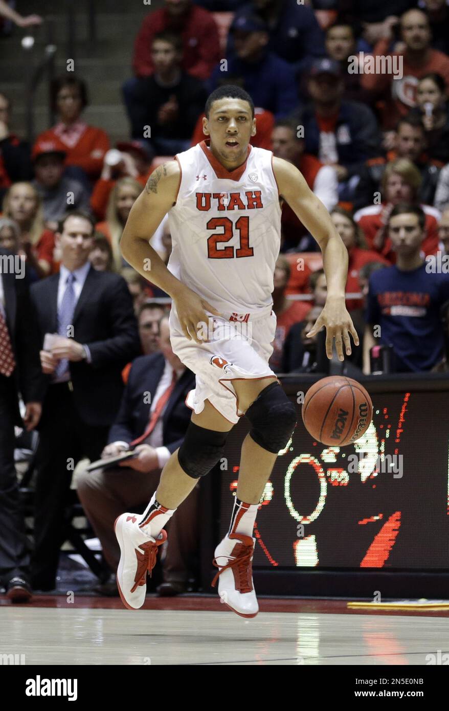 Utah's Jordan Loveridge (21) drives up court in the second half of an ...