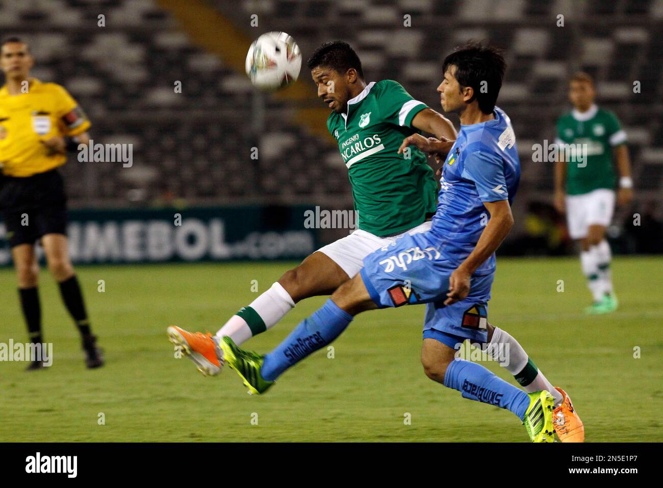 Chile's O'Higgins' Albert Acevedo, right, and Colombia's Deportivo Cali ...