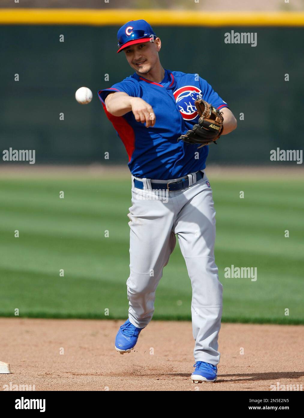 Chicago Cubs second baseman Darwin Barney fields grounders during ...