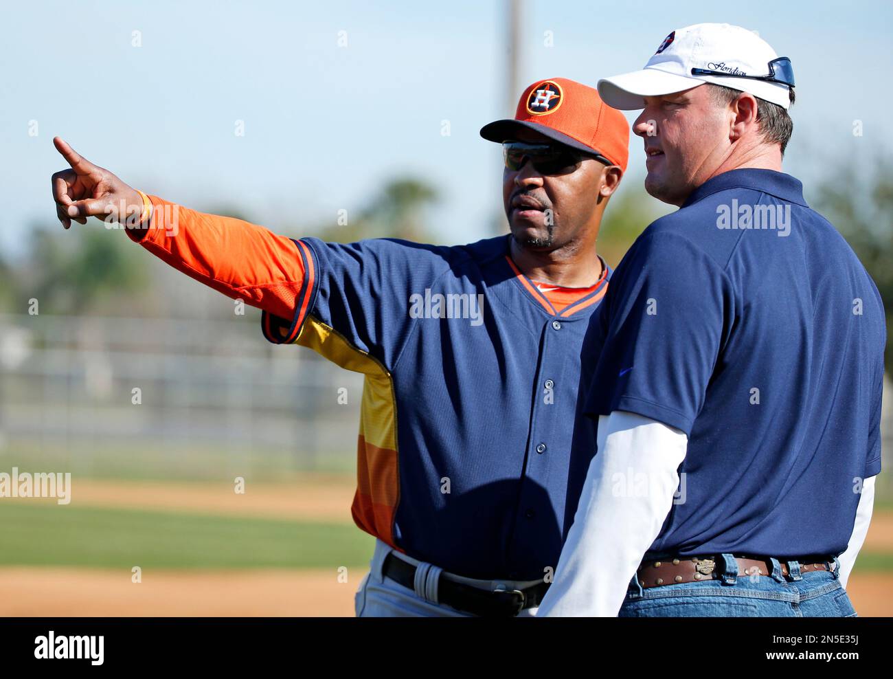 Houston Astros manager Bo Porter, left, talks with former pitcher Roger ...