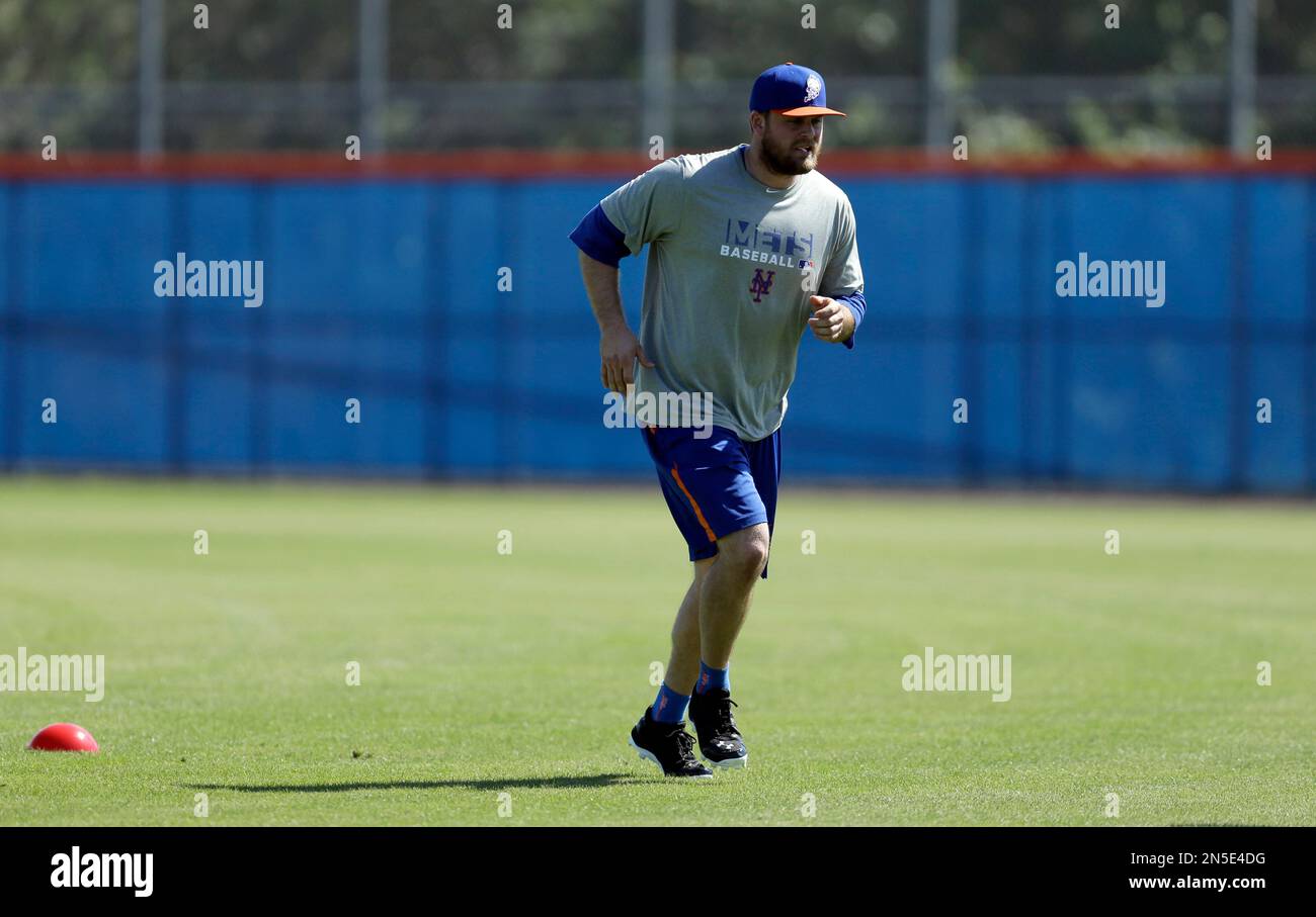 New York Mets' Lucas Duda jogs during spring training baseball practice ...