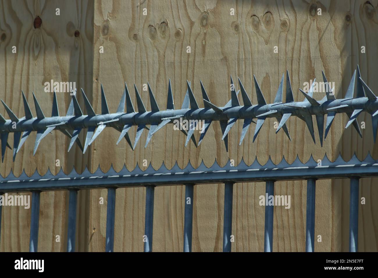 Fence with rotating points to protect against intruders in the ...