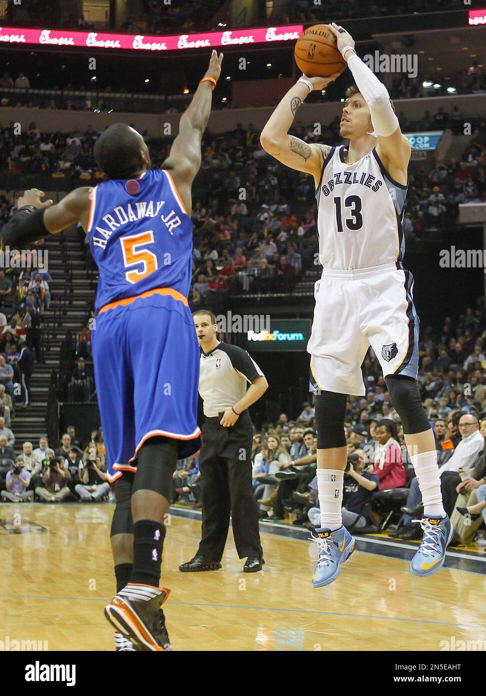 Memphis Grizzlies forward Mike Miller (13) shoots against New York ...