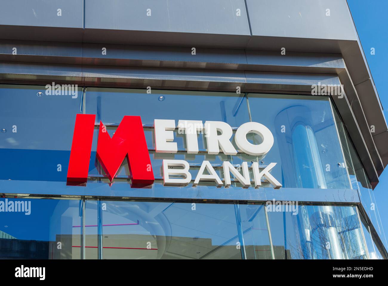 Metro Bank sign at Wolverhampton branch Stock Photo - Alamy