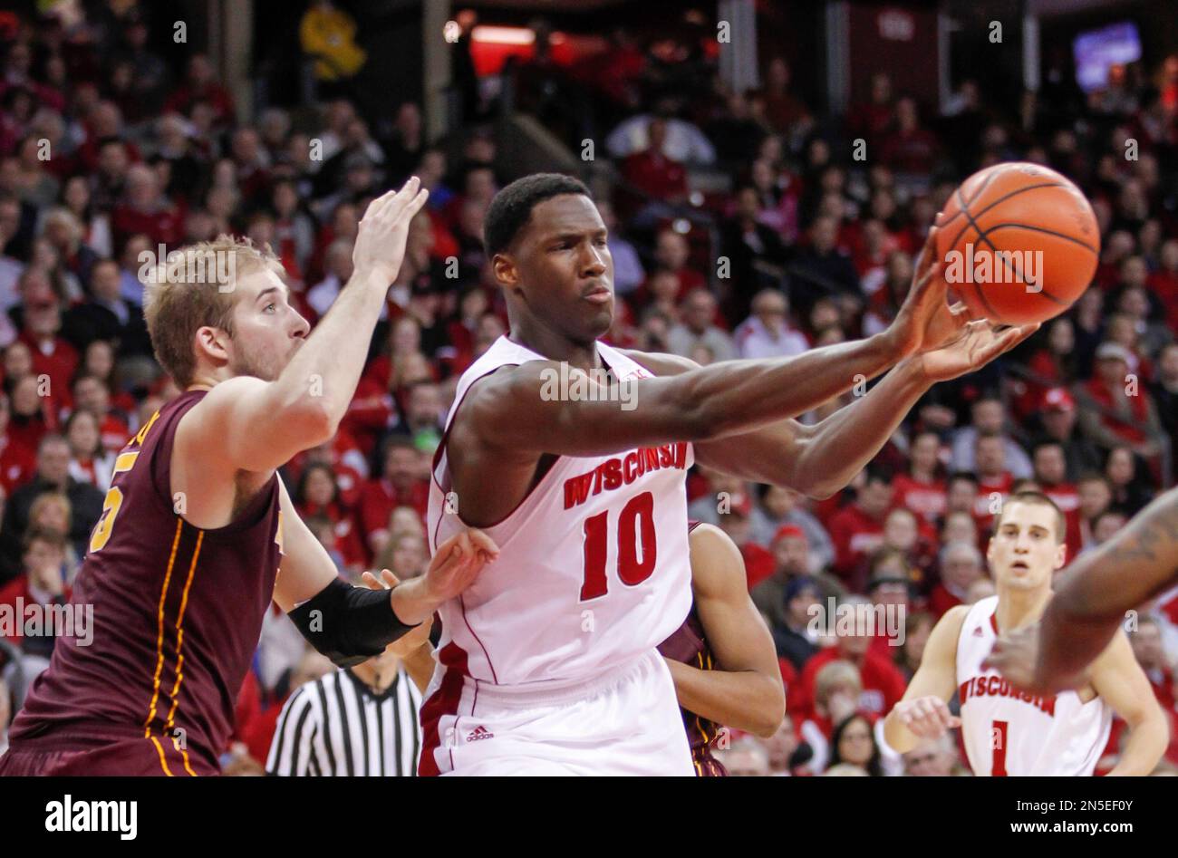 Wisconsin's Nigel Hayes (10) passes against Minnesota's Elliot Eliason ...