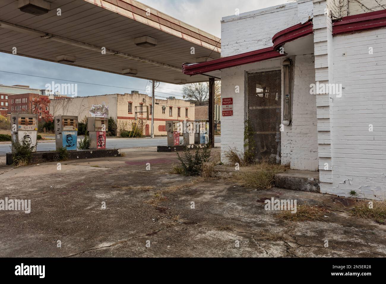 Vintage abandoned gas station in dying rural town in Georgia Stock ...