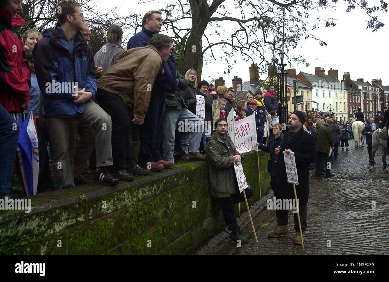 Anti hunting protestors and hunt supporters at The Albrighton Hunt ...