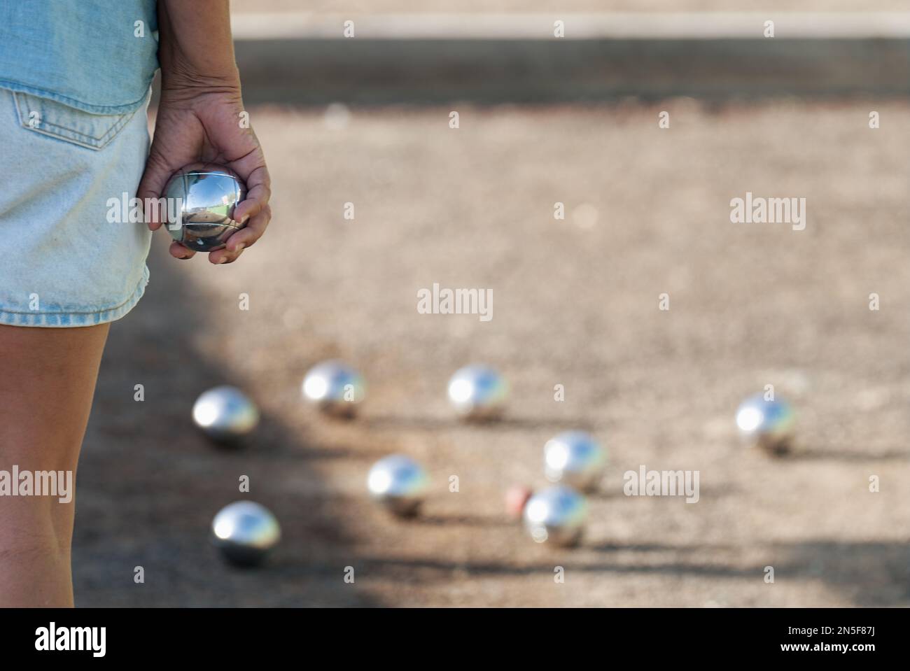 Throw boule hi-res stock photography and images - Alamy