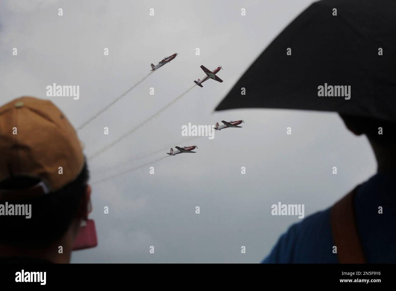 The KT-1B Woong Bee planes of the Indonesian Air Force's aerobatics ...