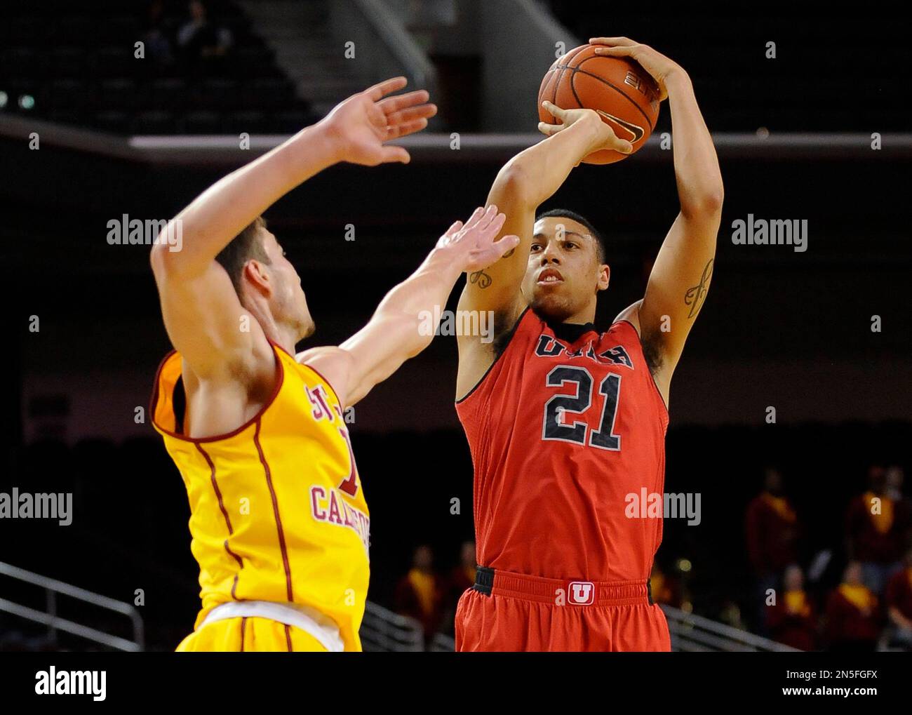 Utah forward Jordan Loveridge (21) shoots over Southern California ...