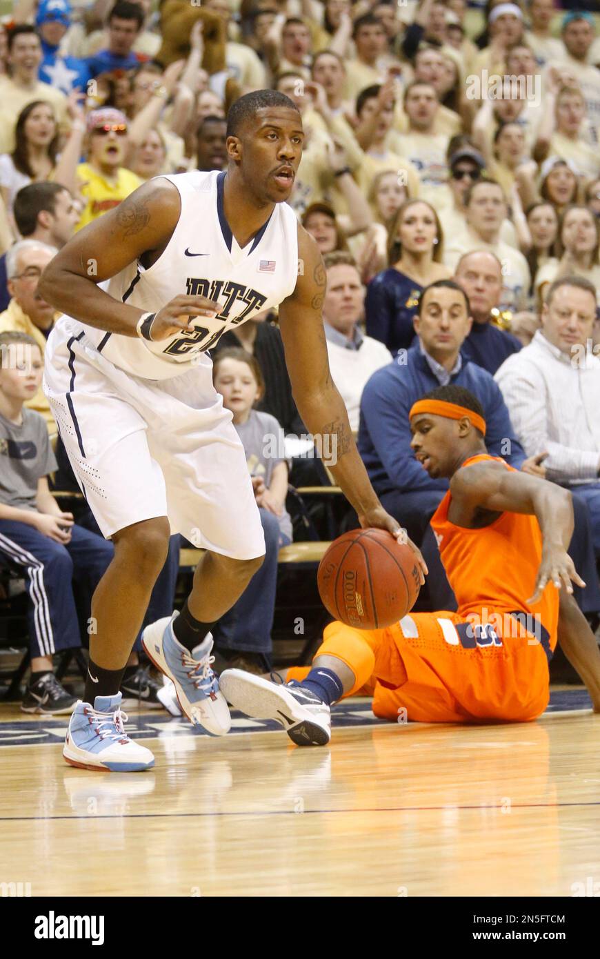 Pittsburgh's Lamar Patterson (21) plays in the NCAA college basketball ...