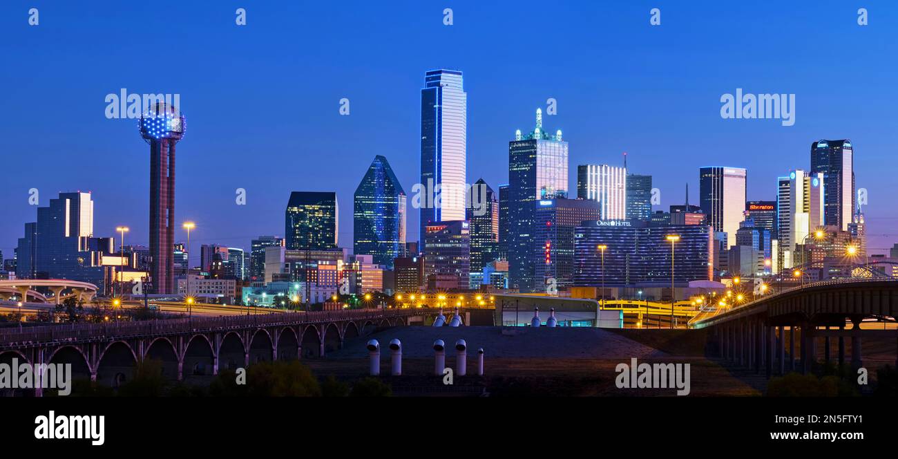 Dallas skyline hi-res stock photography and images - Alamy