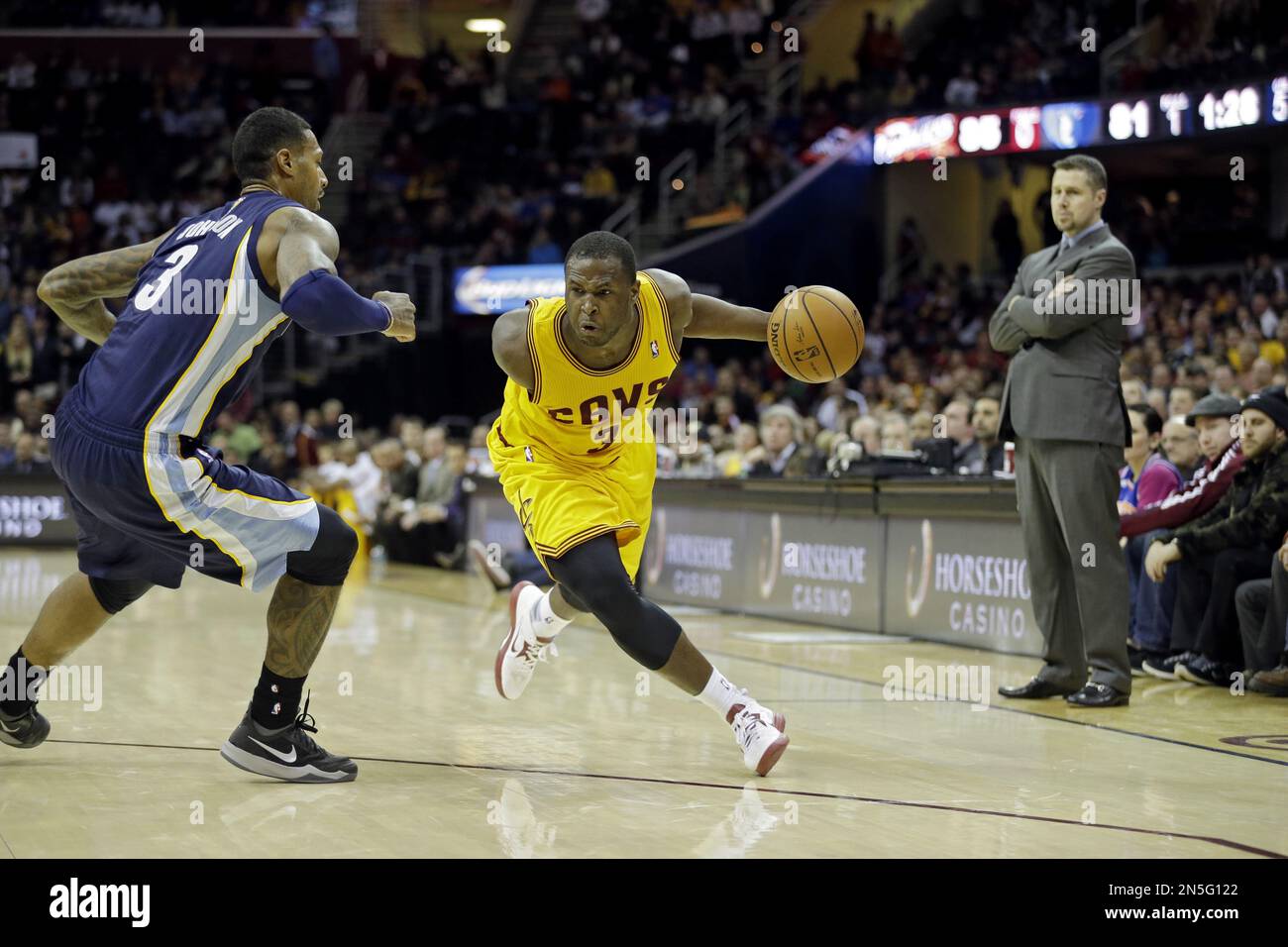 Cleveland Cavaliers' Dion Waiters, center, drives on Memphis Grizzlies ...