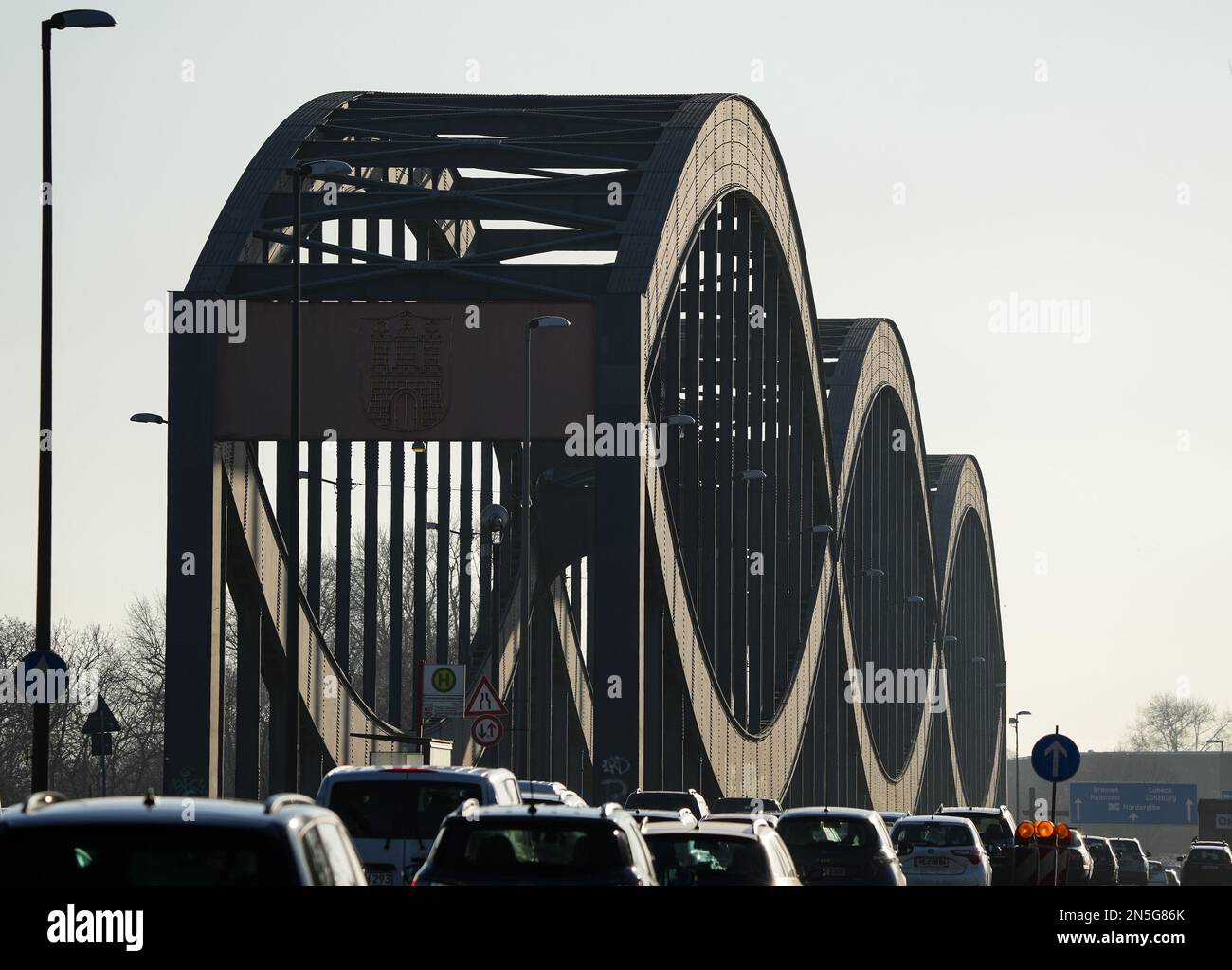 Hamburg, Germany. 06th Feb, 2023. Cars drive out of town on Billhorner ...