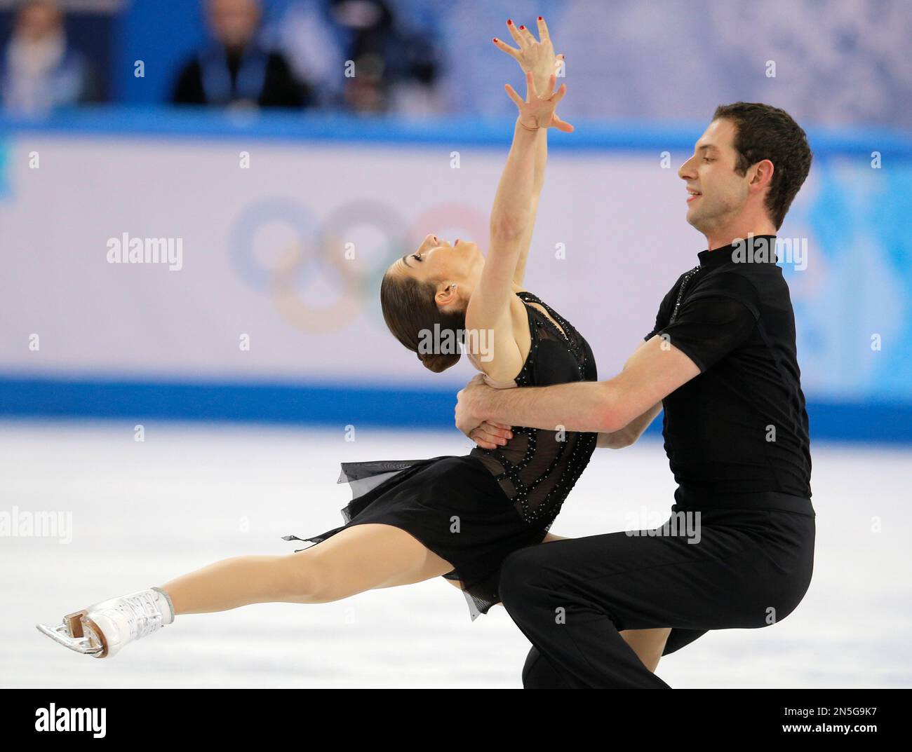 Marissa Castelli and Simon Shnapir of the United States compete in the ...