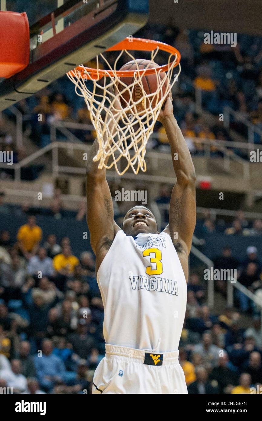 West Virginia's Juwan Staten (3) dunks during the second half of an ...