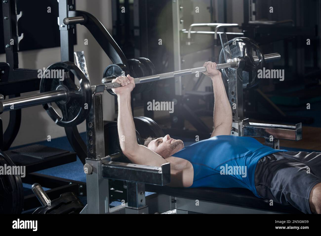 Man press up bench hi-res stock photography and images - Alamy