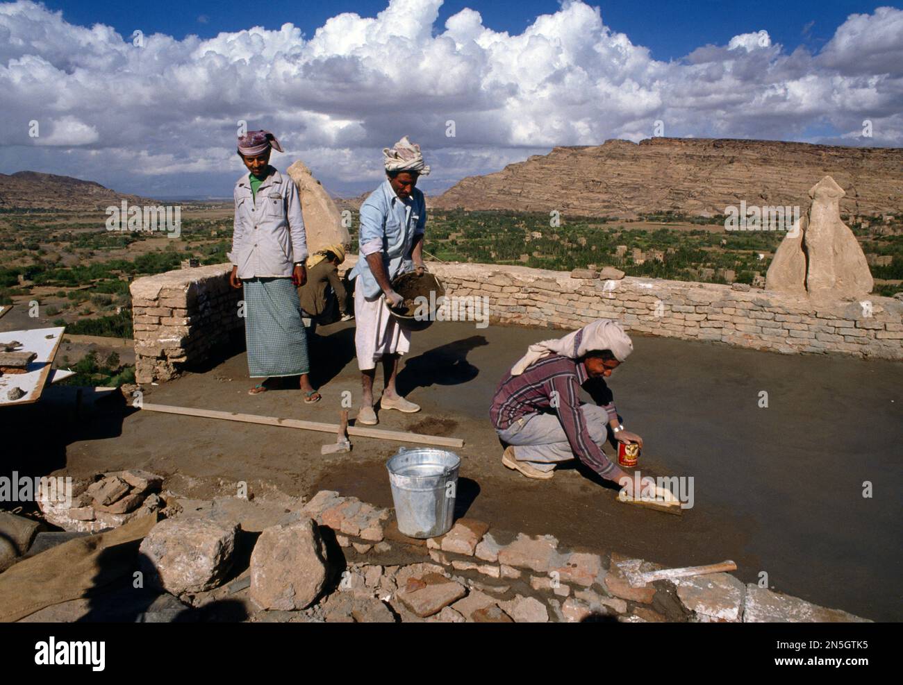 Saudi Arabia Construction Workers working on Roof Stock Photo - Alamy
