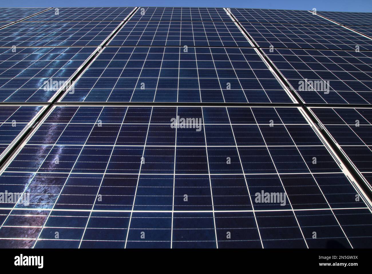 Solar panel farm close hi-res stock photography and images - Alamy