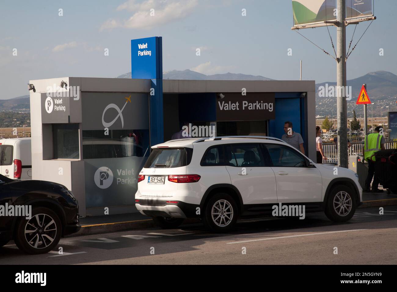 Valet parking hi-res stock photography and images - Alamy