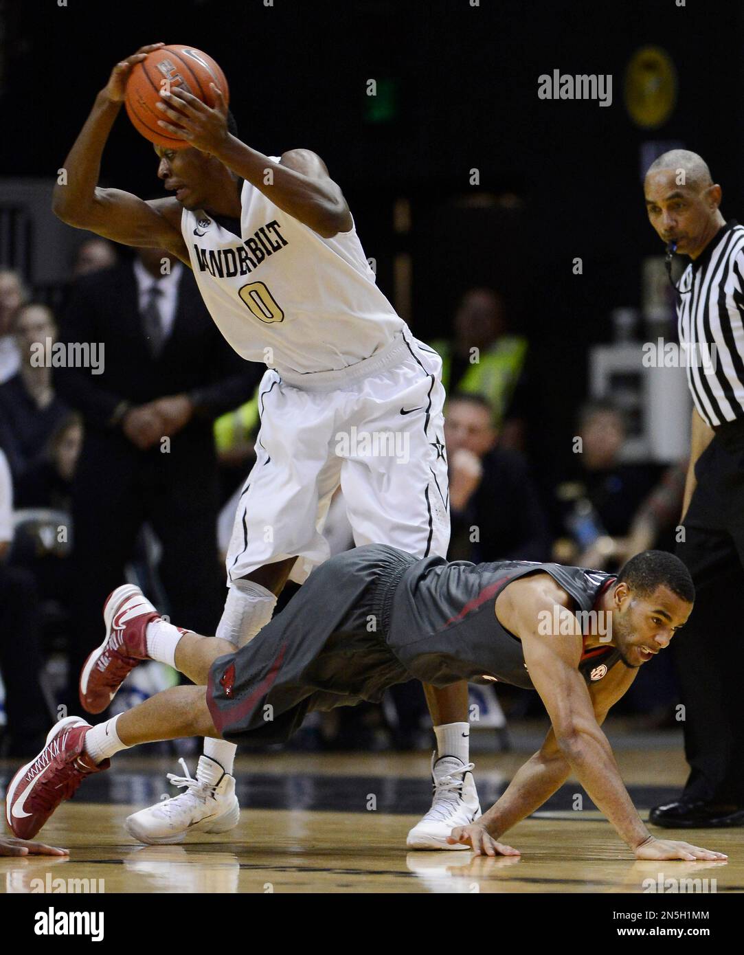 Arkansas guard Rickey Scott Jr. (3) tries to steal the ball away from ...