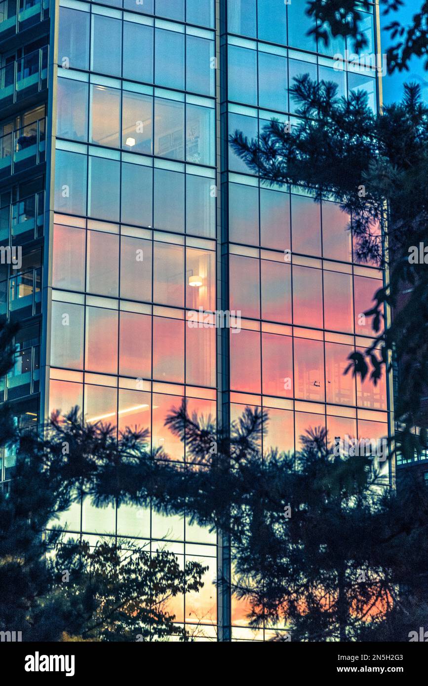Glass building new hi-res stock photography and images - Alamy