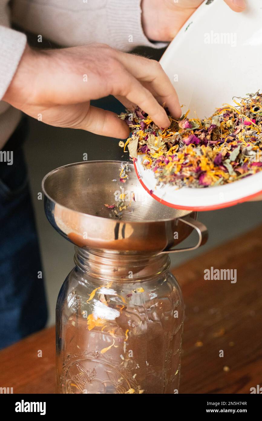 Scooping tea hi-res stock photography and images - Alamy