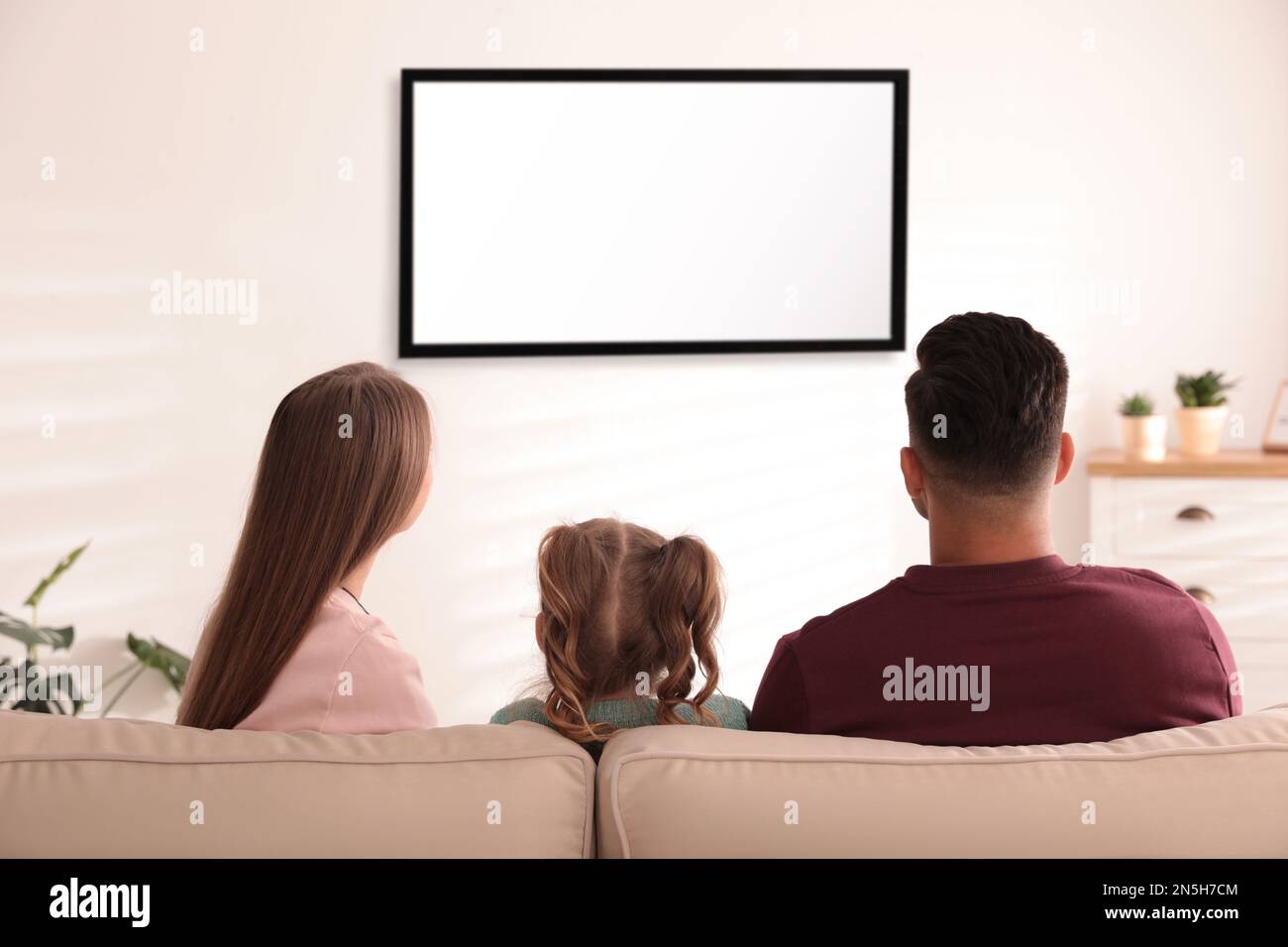 Family watching tv back view hi-res stock photography and images - Alamy