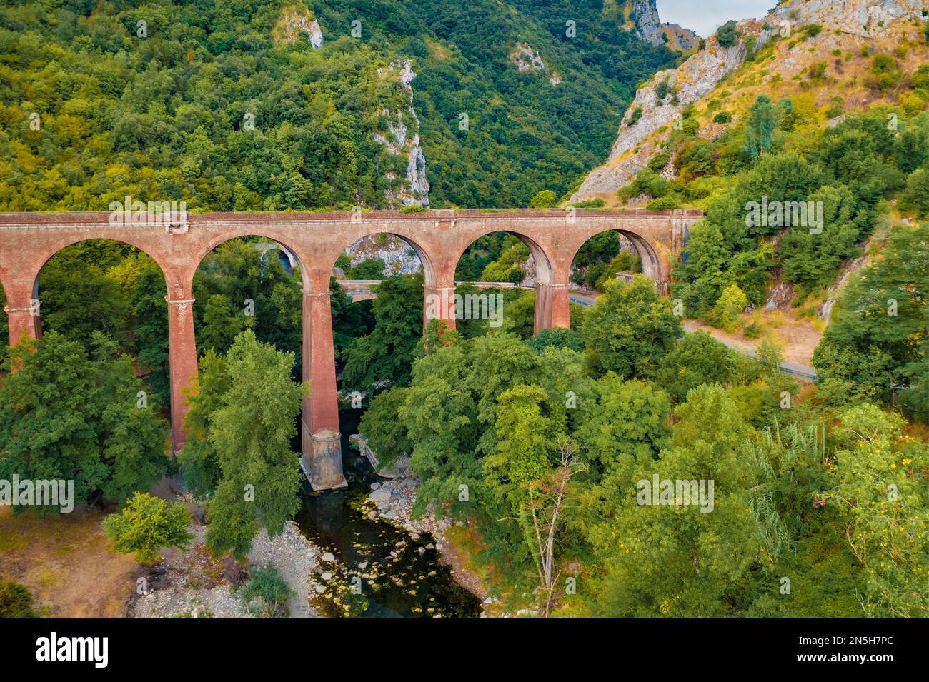 Discover stunning aerial view road hi-res stock photography and images ...